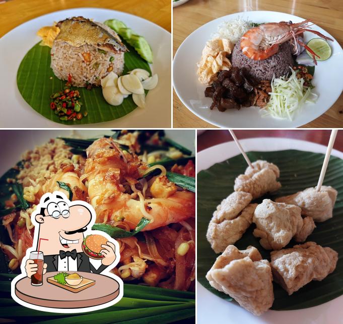 บัว ริมน้ำ ผัดไทย กุ้งแม่น้ำเผา เพชรบุรี (BUA Riverside), Тхонгчаи - Меню, цены и отзывы о ресторане